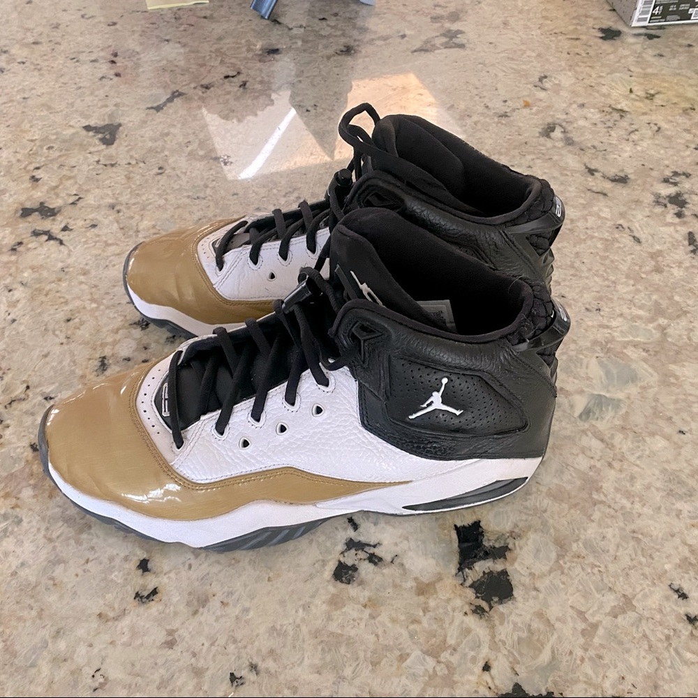 Air Jordan B’loyal White/Black/Metallic - Gem